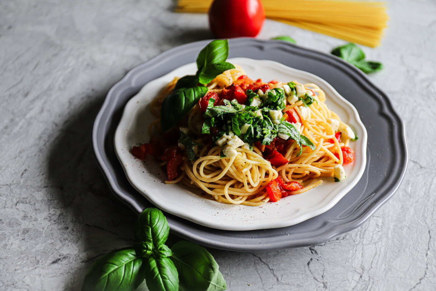 Roasted Tomaten Pasta mit Mozzarella und Basilikum – Gaumenschmaus